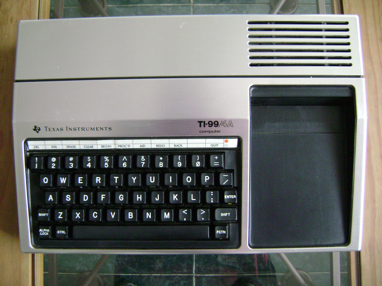RETRO-VINTAGE "LO MÁS NUEVO": Computadora Texas Instrument TI-99/4A