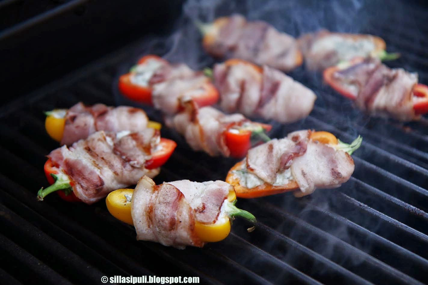 SILLÄ SIPULI: Paprikaa pekonikierteellä grilliin