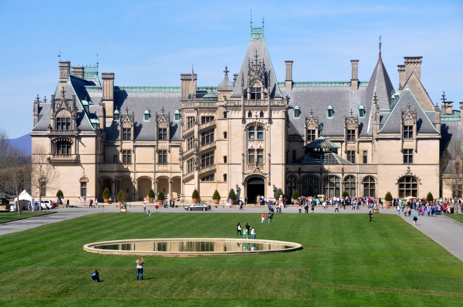 Vicki Lane Mysteries: Back to the Biltmore House