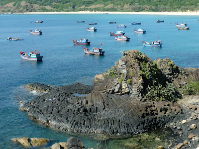 Xin chao!: Vietnam beautiful beaches, islands and bays