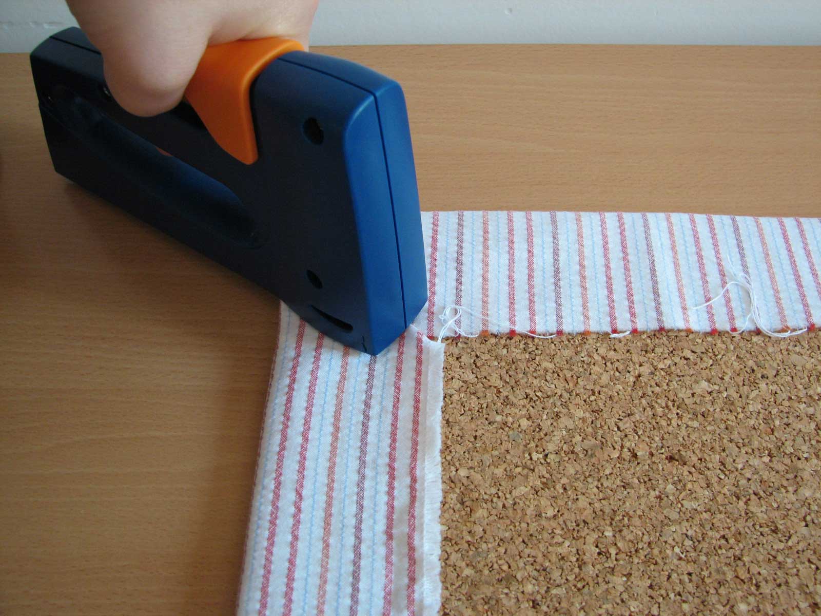 Tutorial: cuadro forrado de tela / Tutorial fabric frame - The Crafty Room