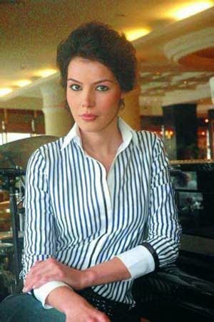 Top capture: Beautiful photo of Hatice Sendil