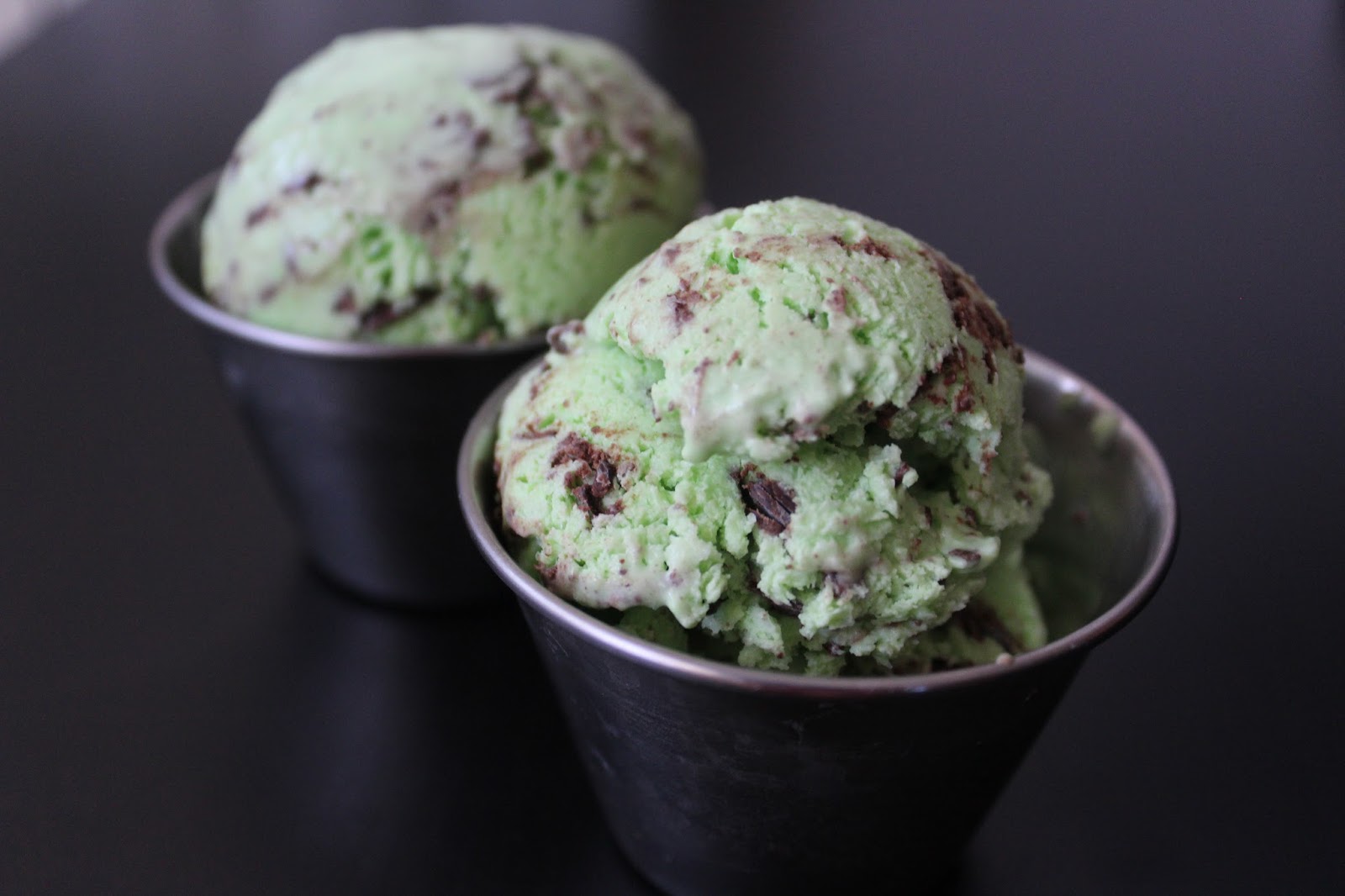Helado de yogur, menta y chips de chocolate