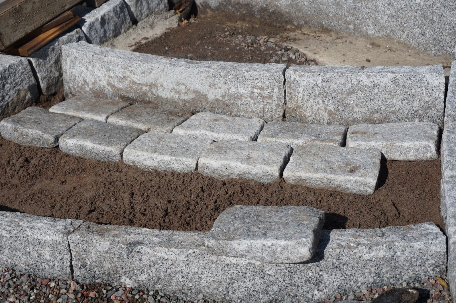 SkärgårdsVillan: Vi har byggt en stentrappa i granit