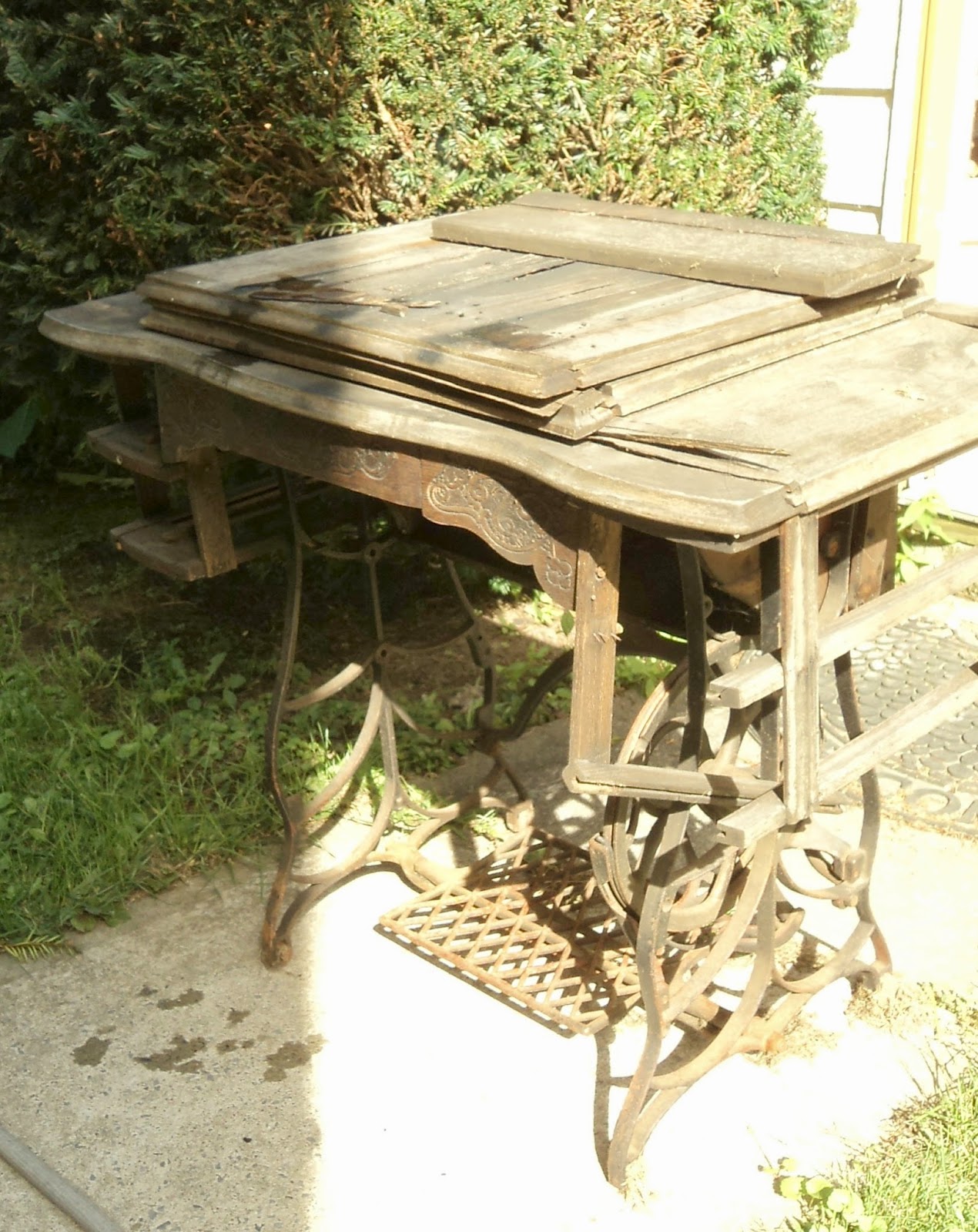 Treadle Sewing Machine Upcycle | Redo It Yourself Inspirations ...