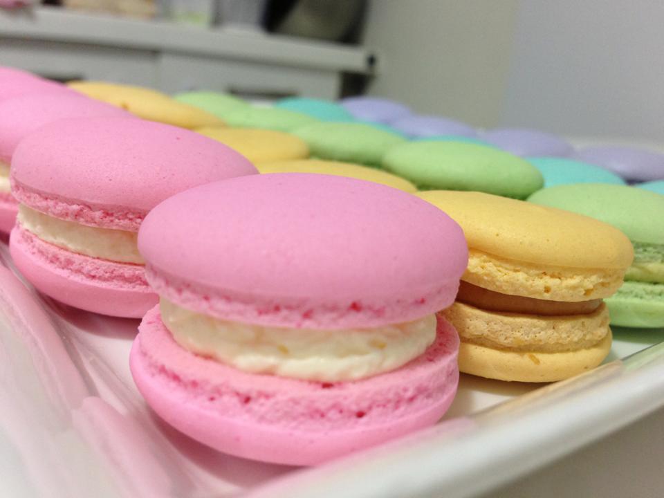 Bella is baking: Rainbow macarons for Caroline