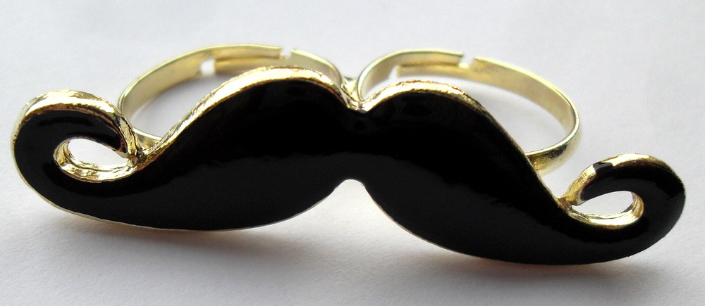 Mille og Julies verden: Love moustache ring.