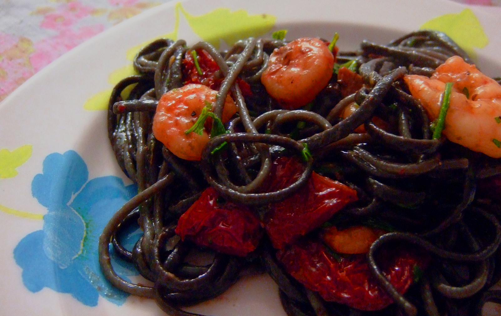 Simplesmente Cristina!: Tagliolini nero di sepia salteado com gambas e ...