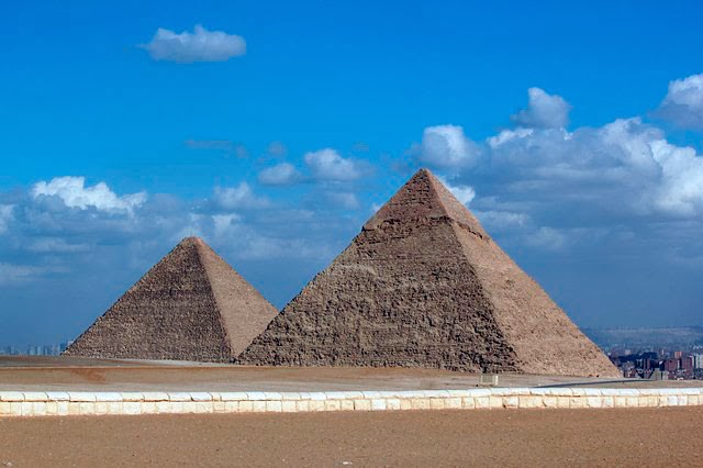 As pirâmides foram construídas com pedras flutuantes