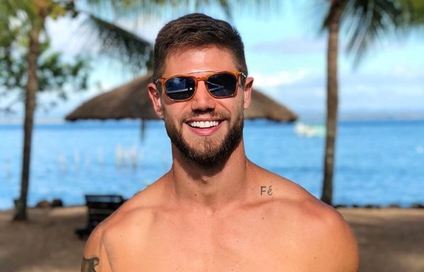 Jonas Sulzbach exibe corpo sarado só de sunga - Volume na Cueca