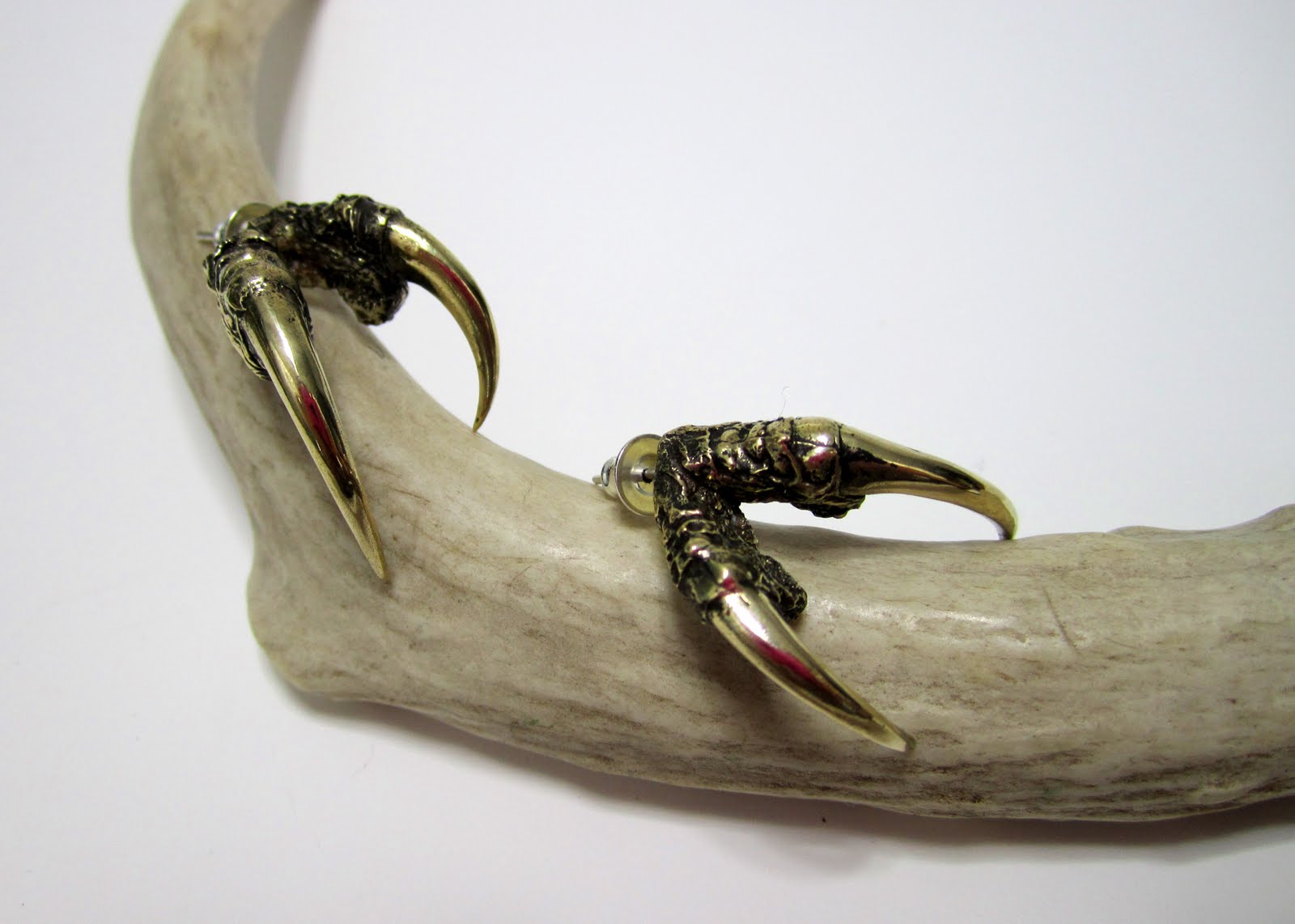 eilisain: Many talons