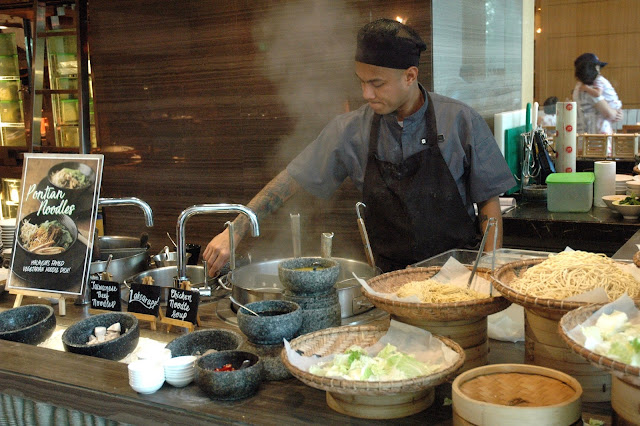 DUDE FOR FOOD: Making Breakfast More Eggciting at High Street Cafe...