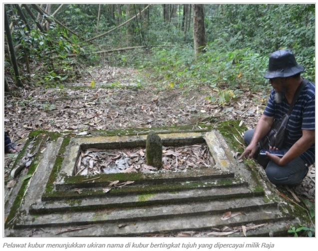 Syarak Mengata , Adat Menurut: Kubur lama tujuh tingkat milik raja?