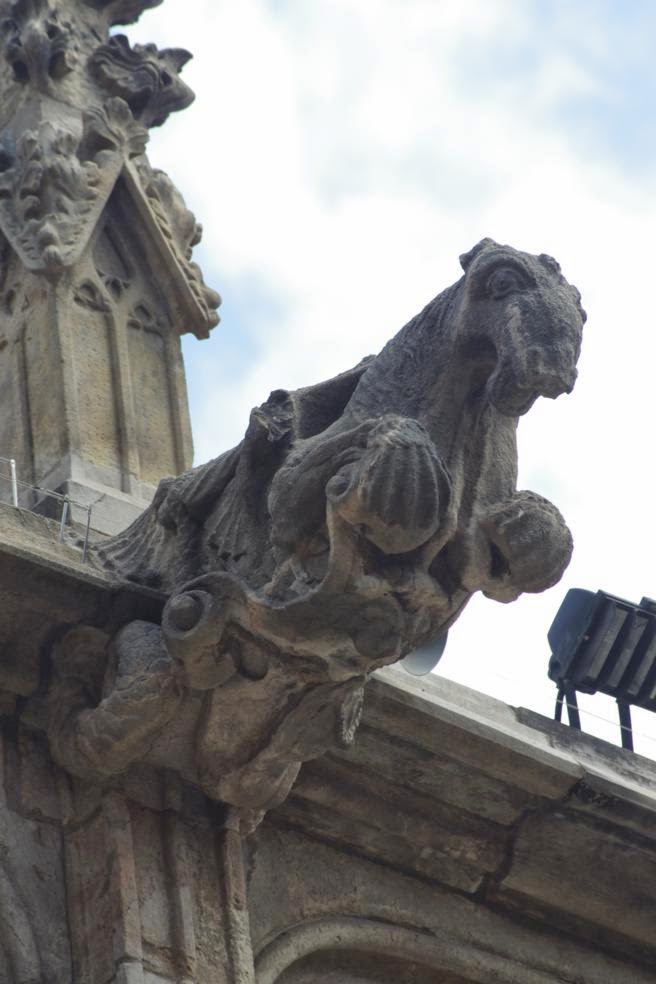 El mundo de Juan María: Viajes y Fotografía: Las gárgolas del edificio ...