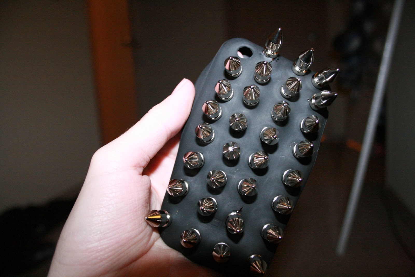 ASHLEY TREECE: DIY-Spiked iPhone Cover