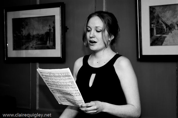 Only happy when it rains: Aria Alba