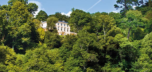 .: In Agatha Christie's Country House Garden...