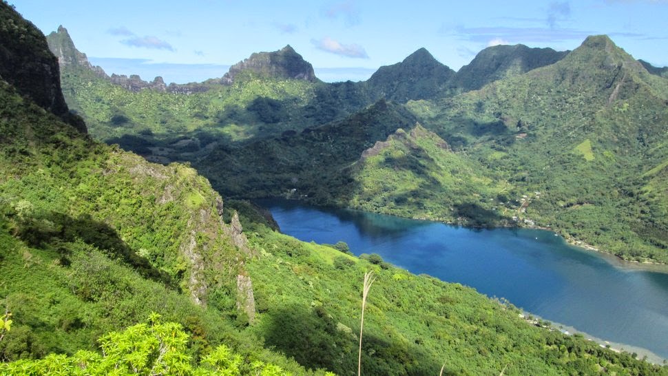 Panorama sur la Baie d'Opunohu depuis la crête du Mont Rotui