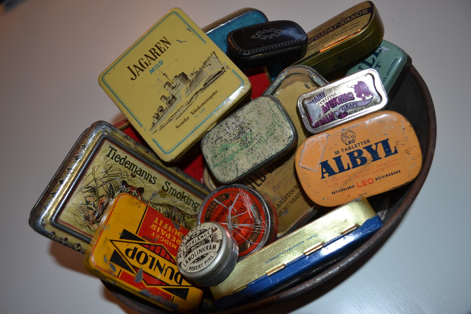 "Hemmet är min vrå": "Gamla askar/burkar"