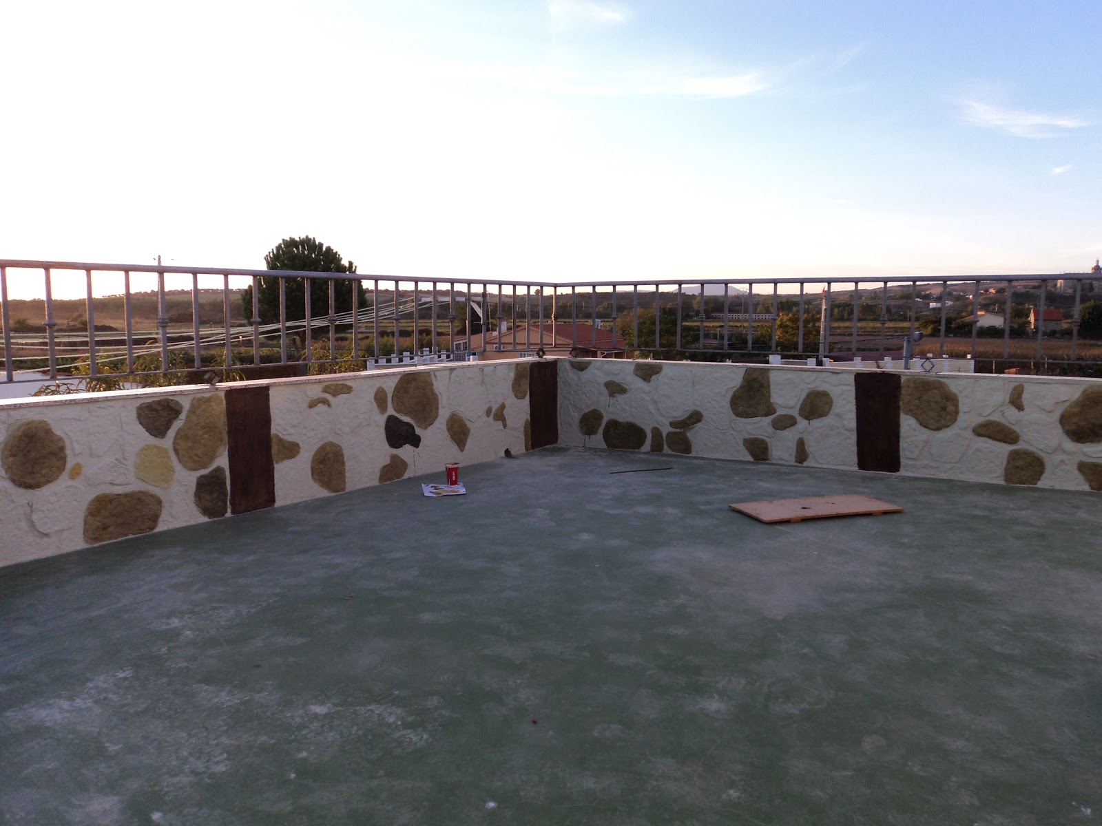 impreso en terraza: zocalo en piedra y madera