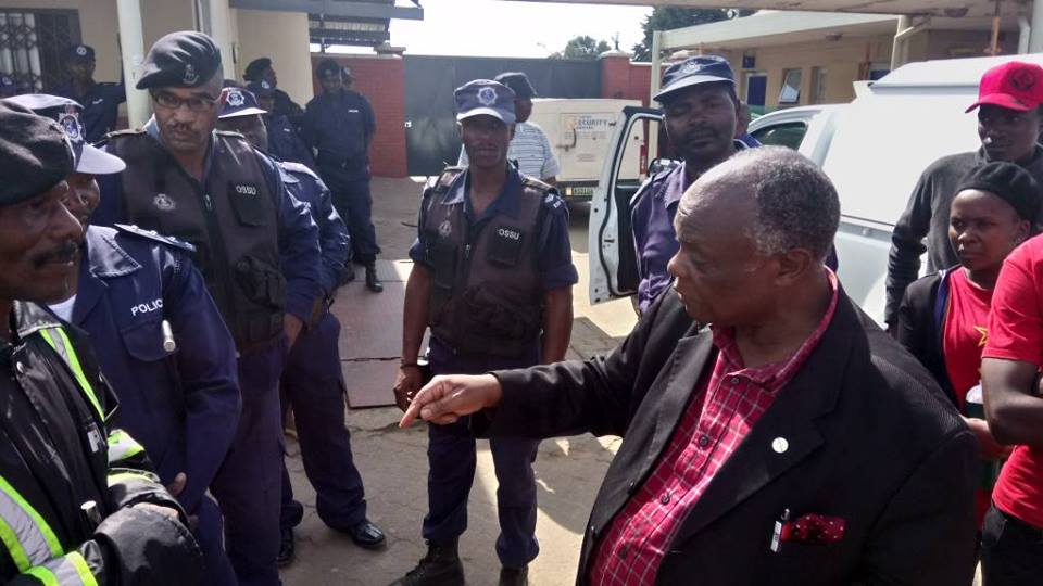 Swazi Media Commentary: POLICE STOP PROTESTORS AT BORDER