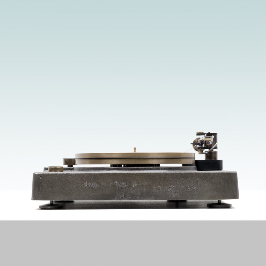 FERN & ROBY THE TREDEGAR TURNTABLE – M & S | Ultimate High-Fidelity