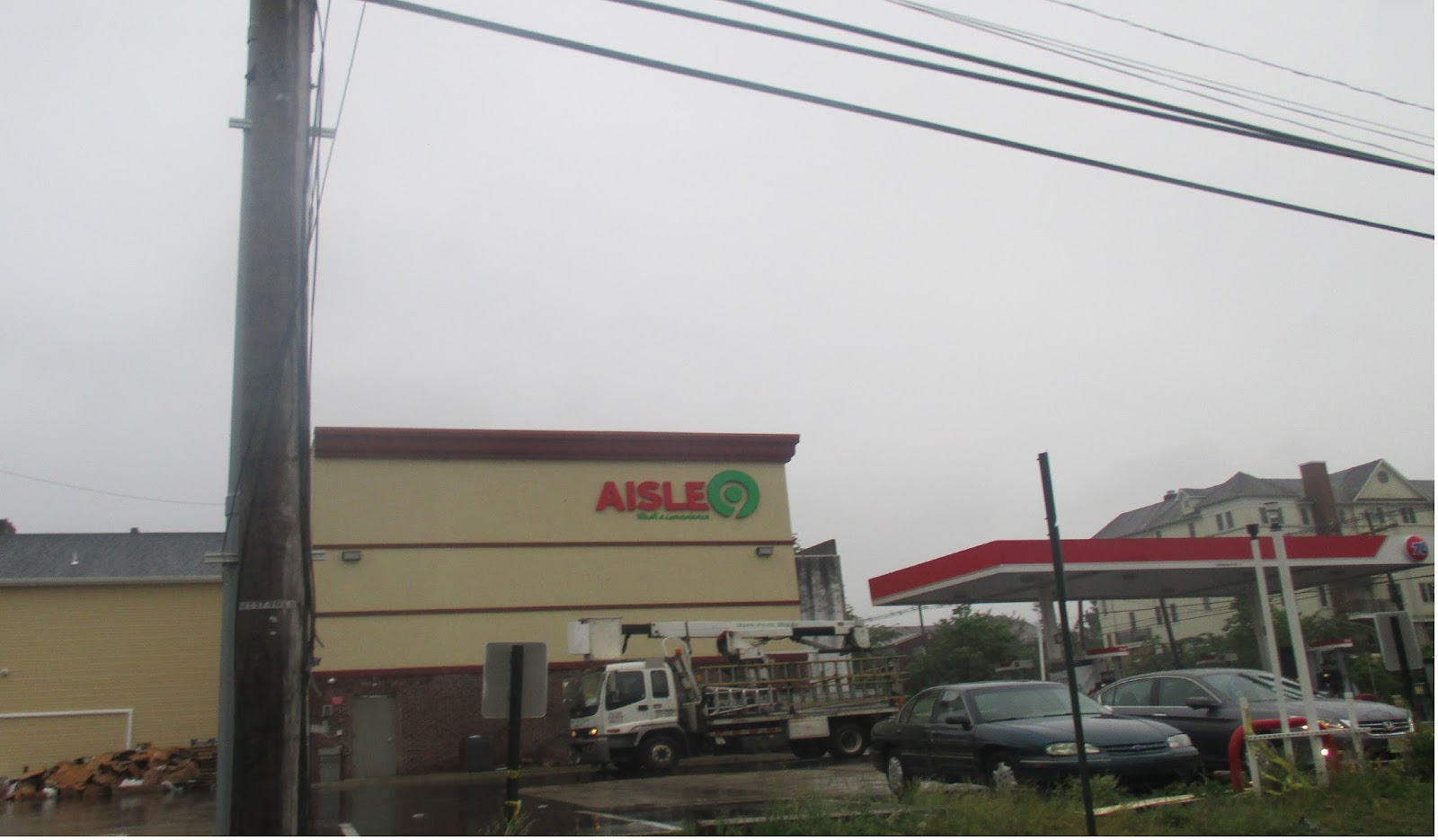 Hefkervelt : Sign goes up at the new Aisle 9 supermarket