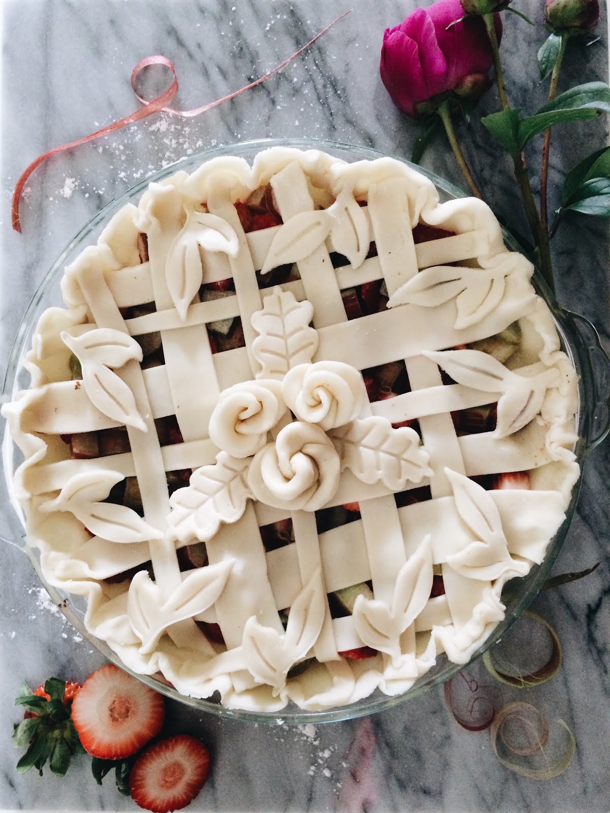 honeysuckle: Easy as Pie Decorating Tips + Strawberry Rhubarb Pie Recipe