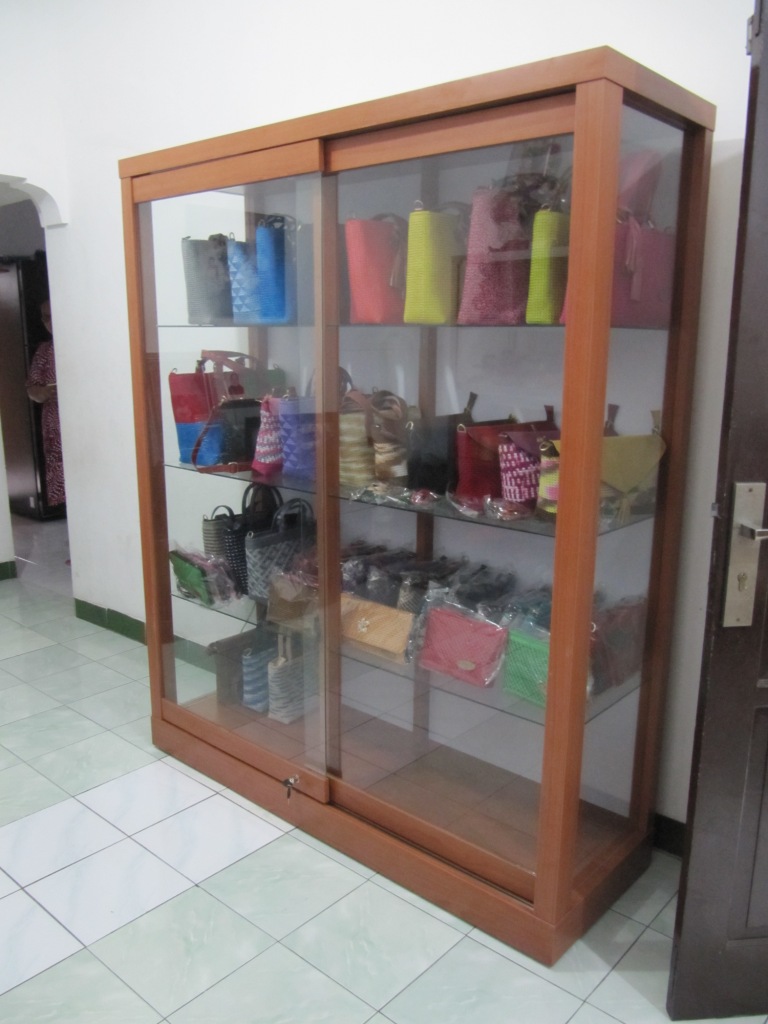 Lemari Etalase Display Untuk Produk Tas - Furniture Semarang | Custom ...
