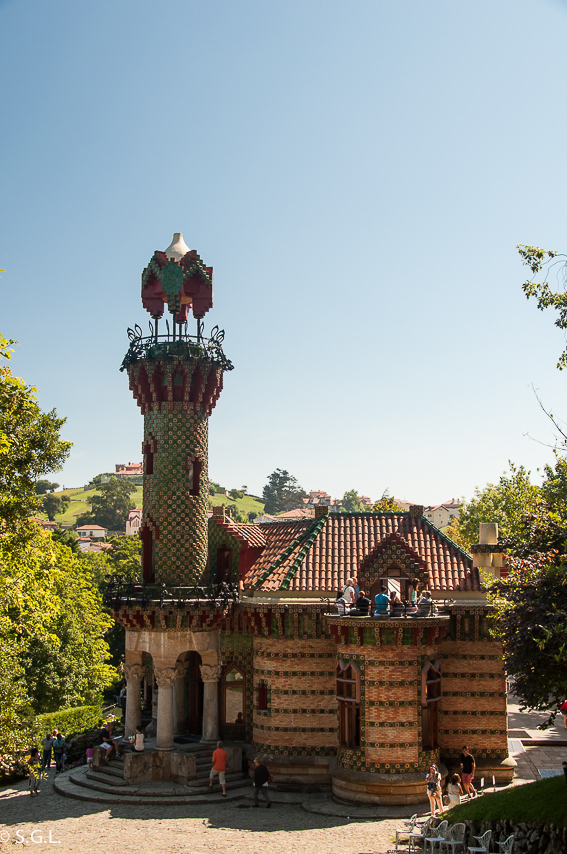 EL CAPRICHO DE GAUDI EN COMILLAS | Andén 27