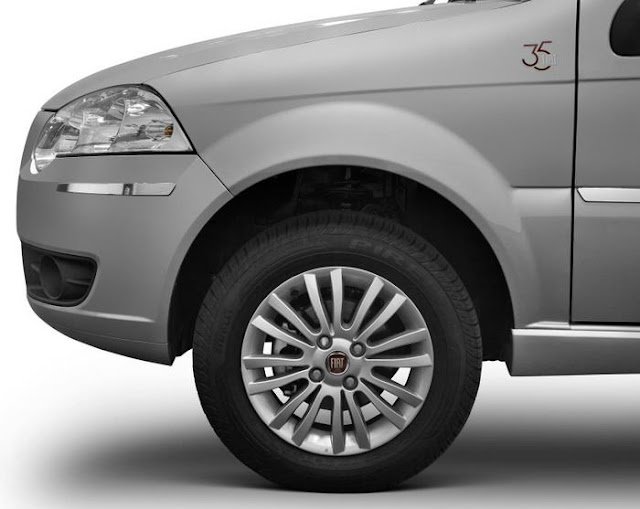 Palio Weekend Attractive 2012 recebe kit 35 anos