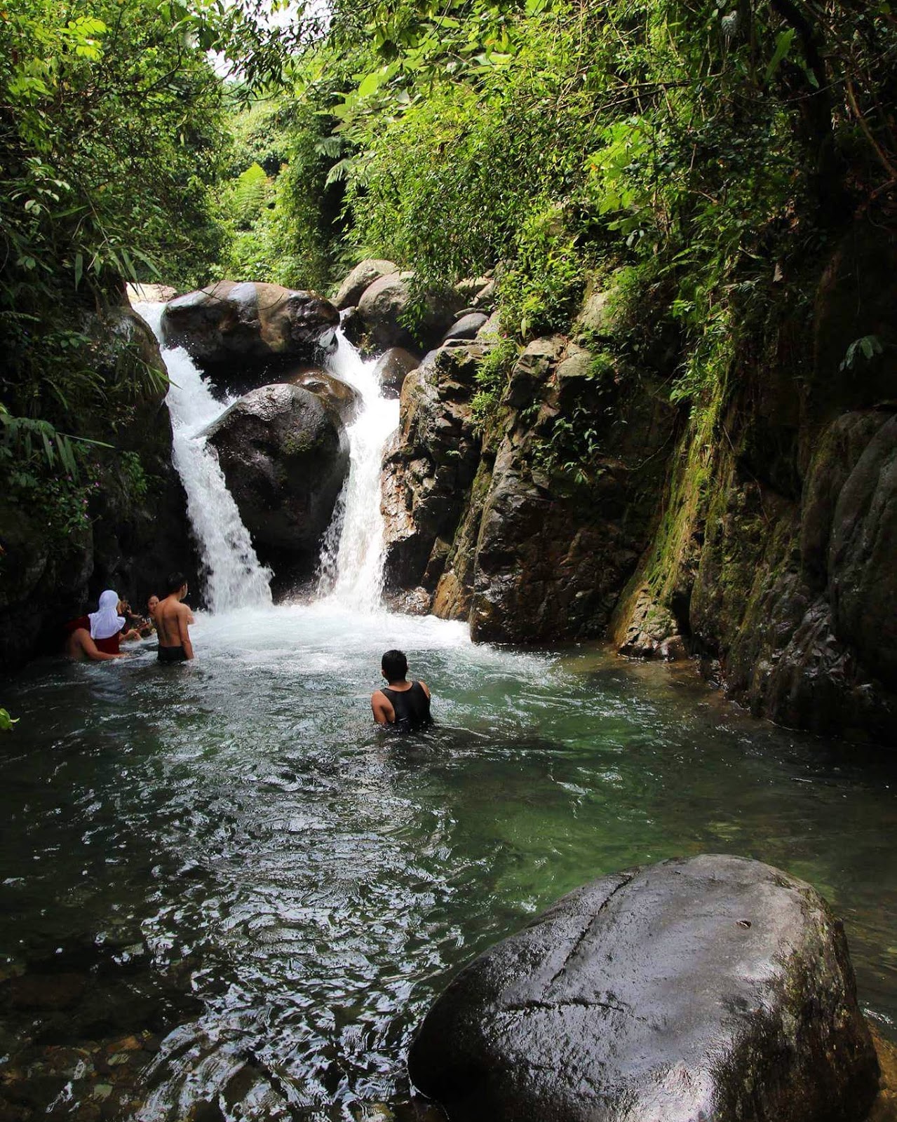 Sekali mendaki bukit, dua, tiga curug dilalui