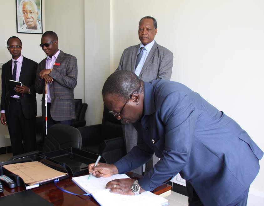 DK MWAKYEMBE AKABIDHI RASMI OFISI KWA PROF. PARAMAGAMBA KABUDI ...