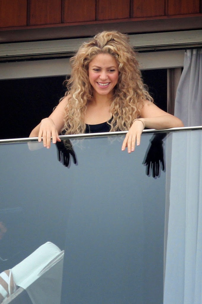 Shakira - myshakiblog: 9 Fotos: Shakira saludando a fans desde Balcón ...