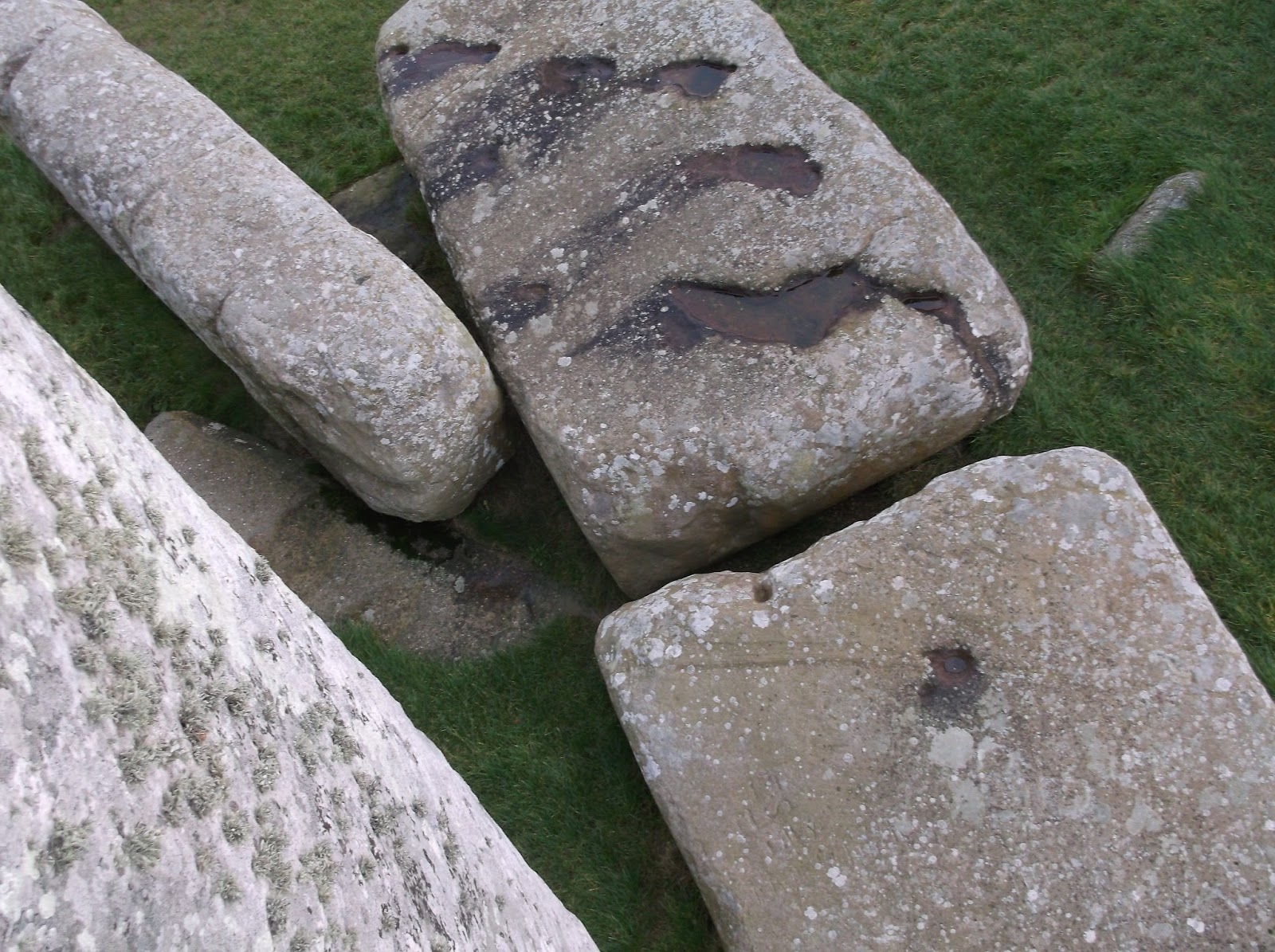 www.Sarsen.org: On top of Stonehenge - The tenon on Stone 56