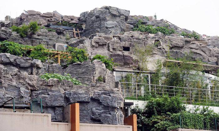 Mail2Day: Fake Mountain on Top of Apartment in Beijing (10 pics)
