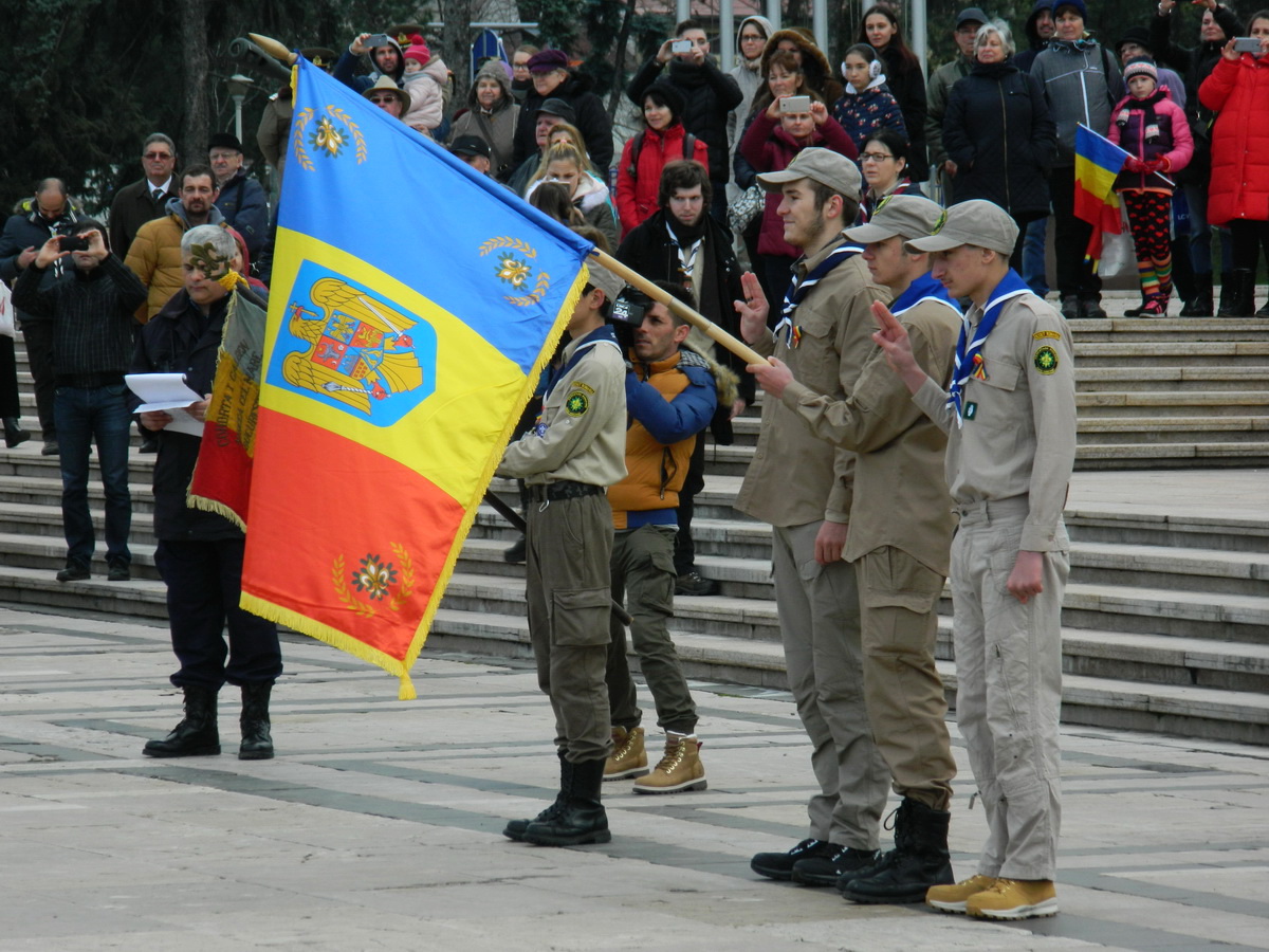 LA MULTI ANI, ROMANIA!: Cercetasi luandu-si angajamente solemne