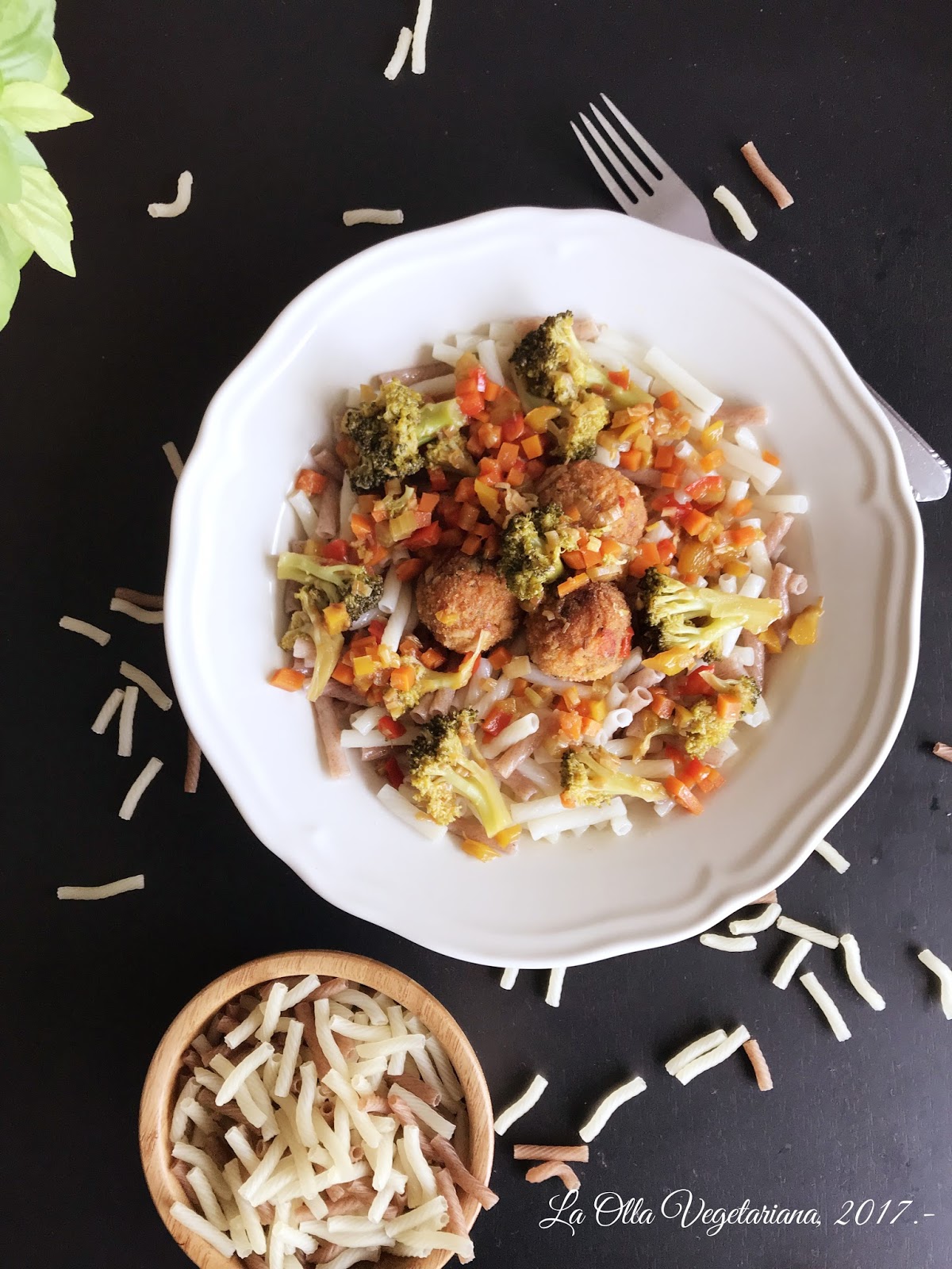 La Olla Vegetariana: Macaroni de quinoa con albóndigas a la cúrcuma y ...