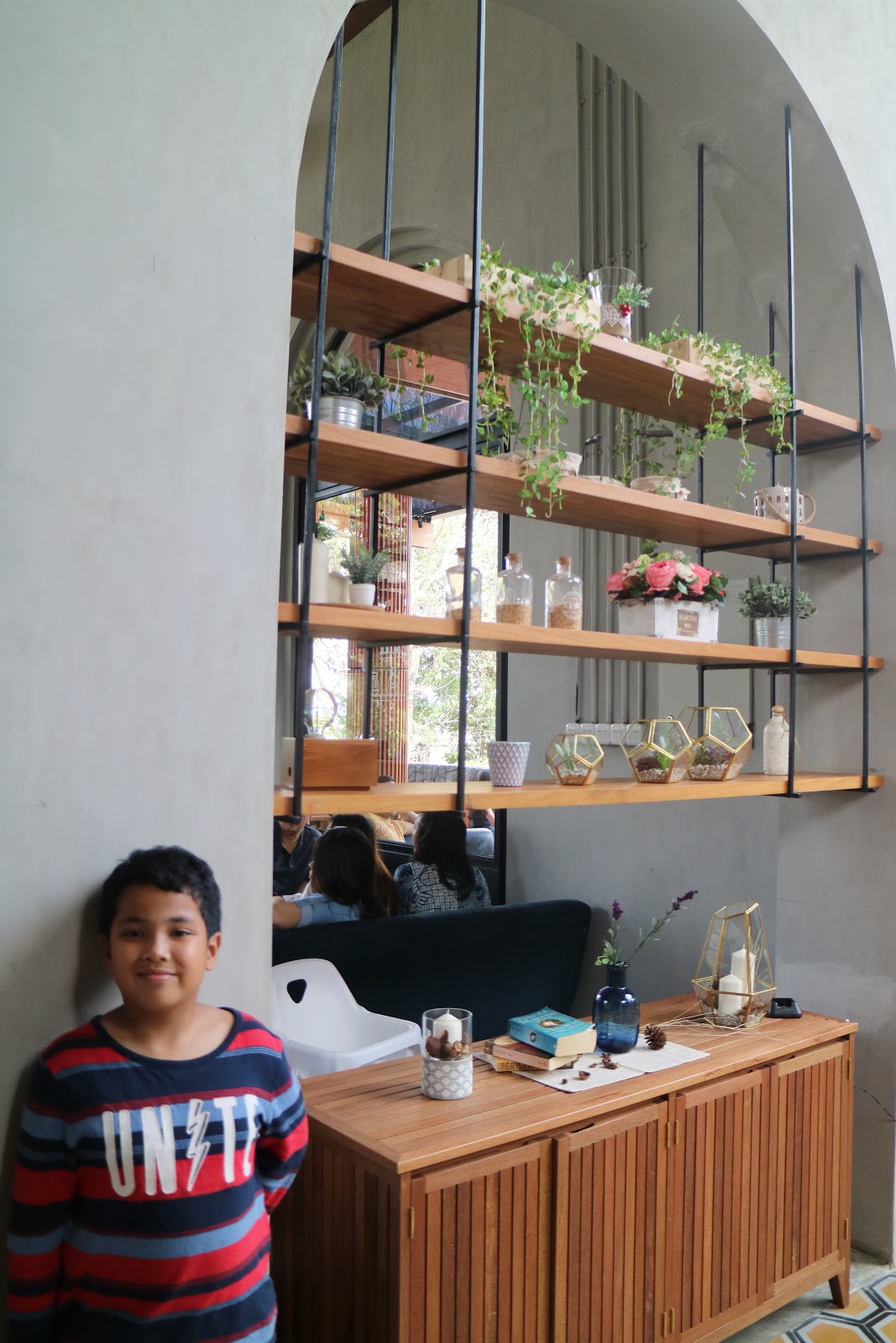 CAFÉ BARU DI BANDUNG: KALPA TREE RESTO CIUMBULEUIT