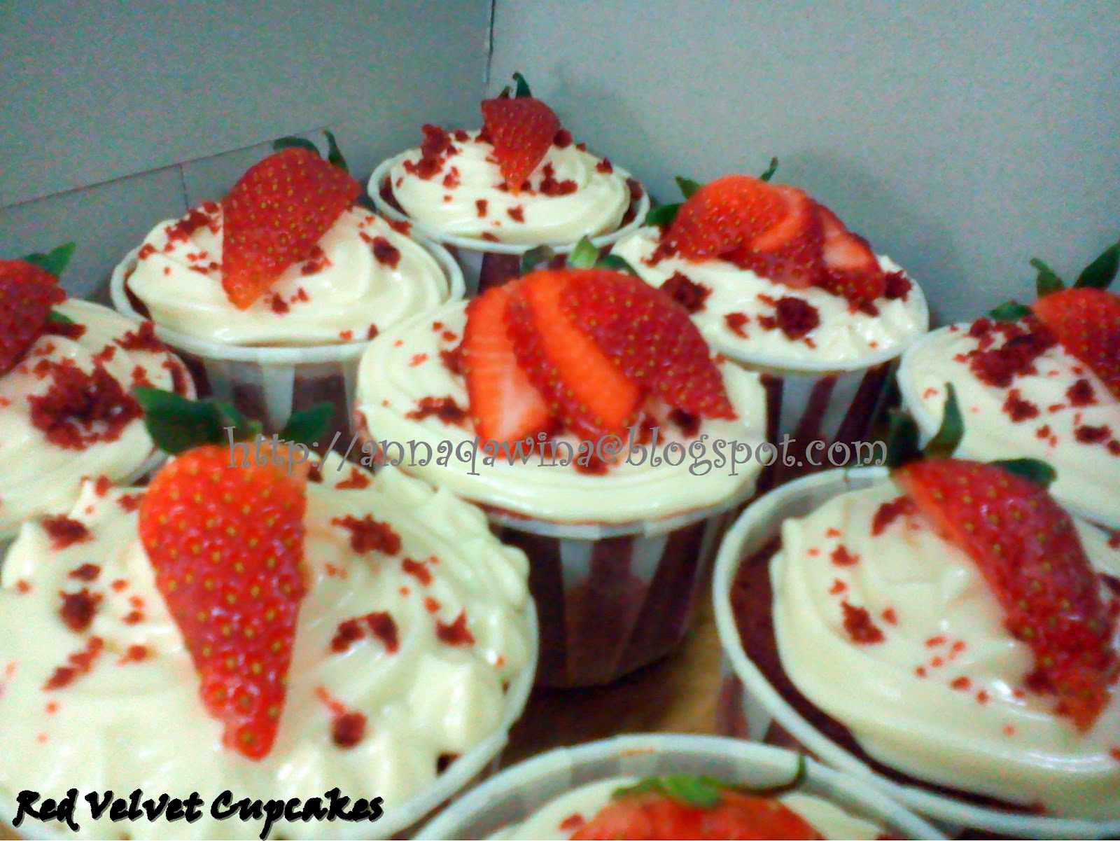 Heyy!! AnnaQawina disini: Red Velvet Cupcakes@Kek Cawan Baldu Merah-Resepi