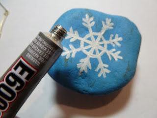 Make it easy crafts: How to paint a snowflake rock for the holidays