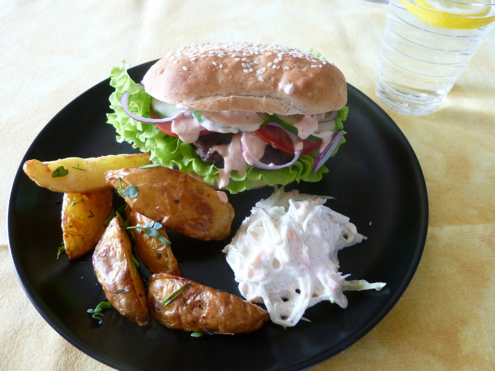 Hungrig.nu: Hemmagjord burgare med klyftpotatis och coleslaw på Fars Dag!