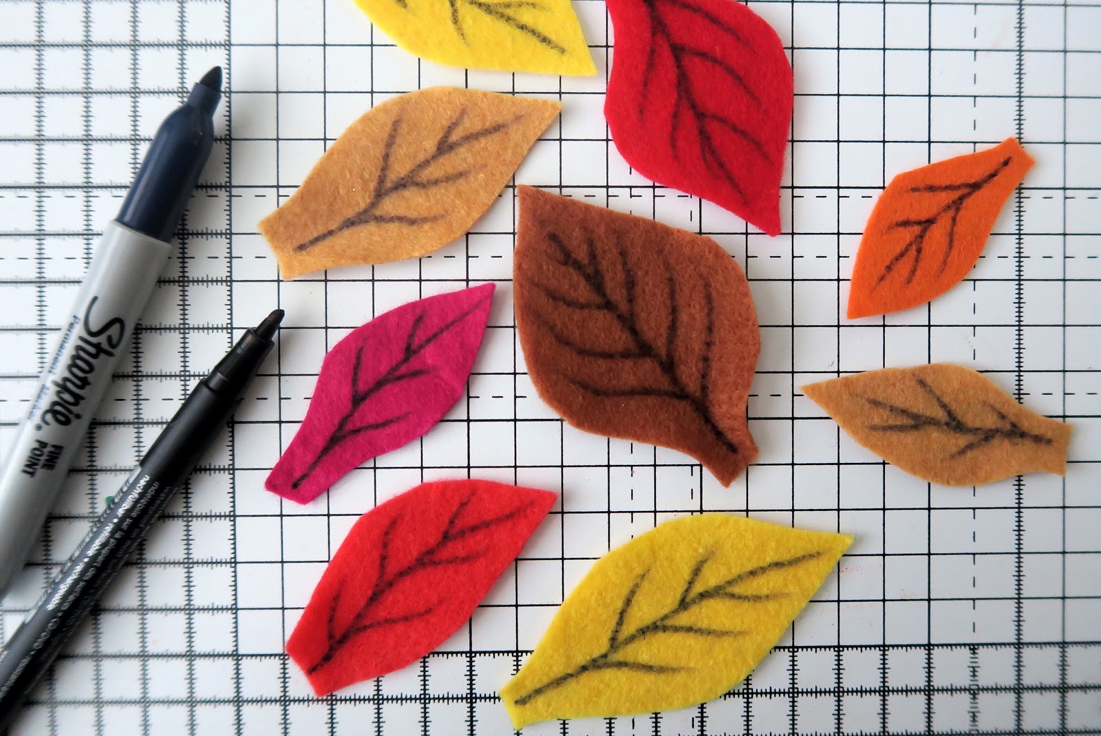 Felt leaves Autumn wreath + FREE printable | mamaisdreaming.blogspot.co.uk