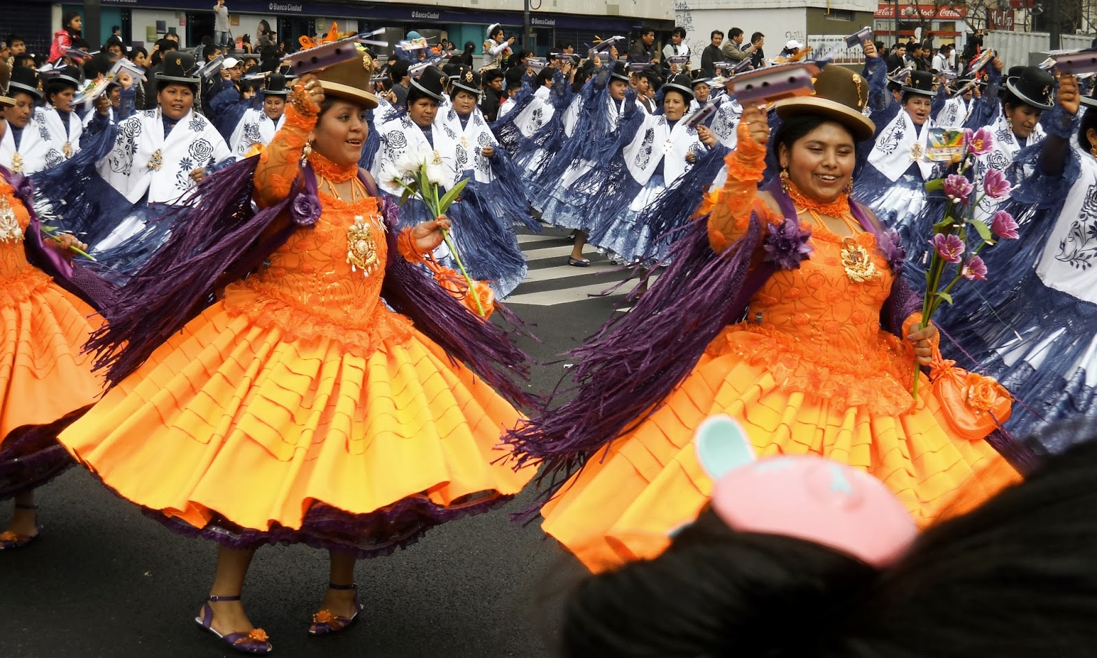 Festejo de la comunidad boliviana en el Día de la Diversidad Cultural ...