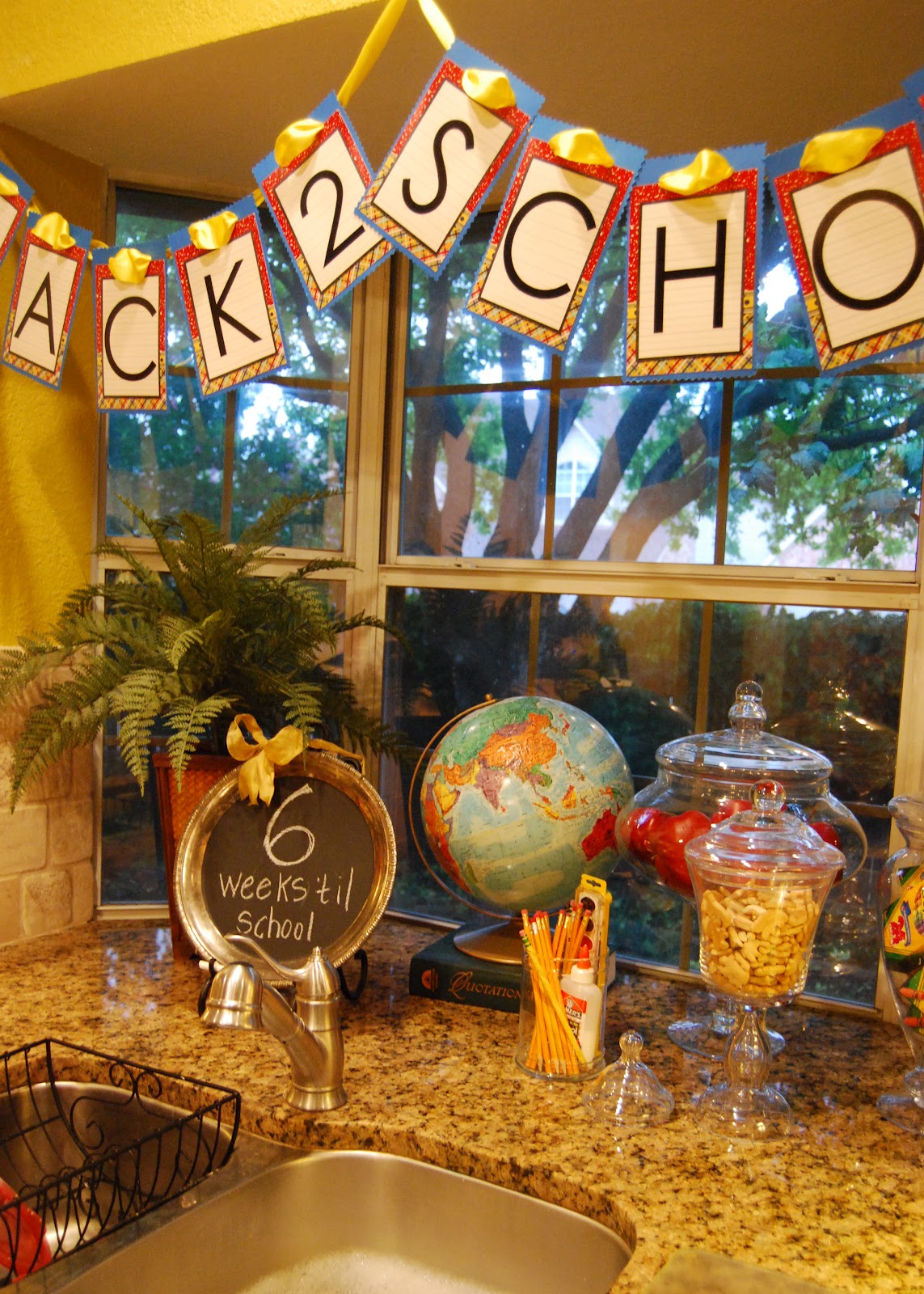 Momfessionals: Back 2 School Decorating