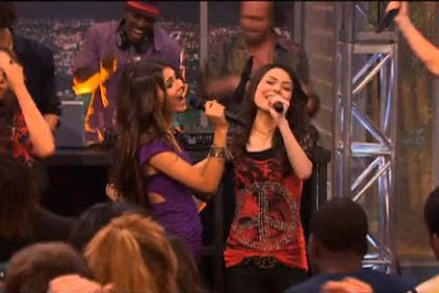 MUSICA Y MUCHO MAS: Miranda Cosgrove y Victoria Justice en el detrás de ...