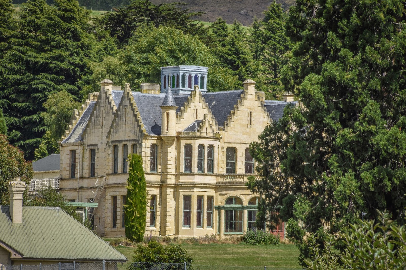 Paws Awhile: NZ's LARGEST Castle - 'Campbell Park Estate'