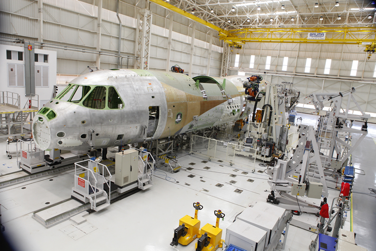 Armamento e Defesa: Embraer inaugura hangar de montagem final do KC-390 ...