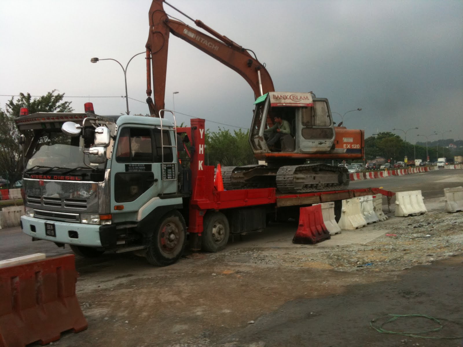 YHK Services Trading: self loader Transport Hitachi [120] TeLL:010-3682818