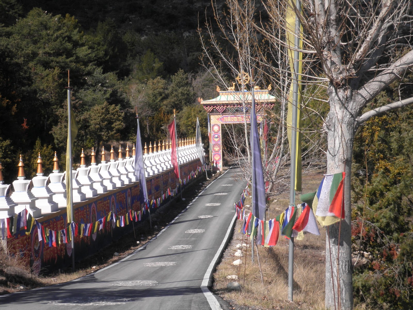 Huesca, rutas y lugares: Centro Budista de Panillo